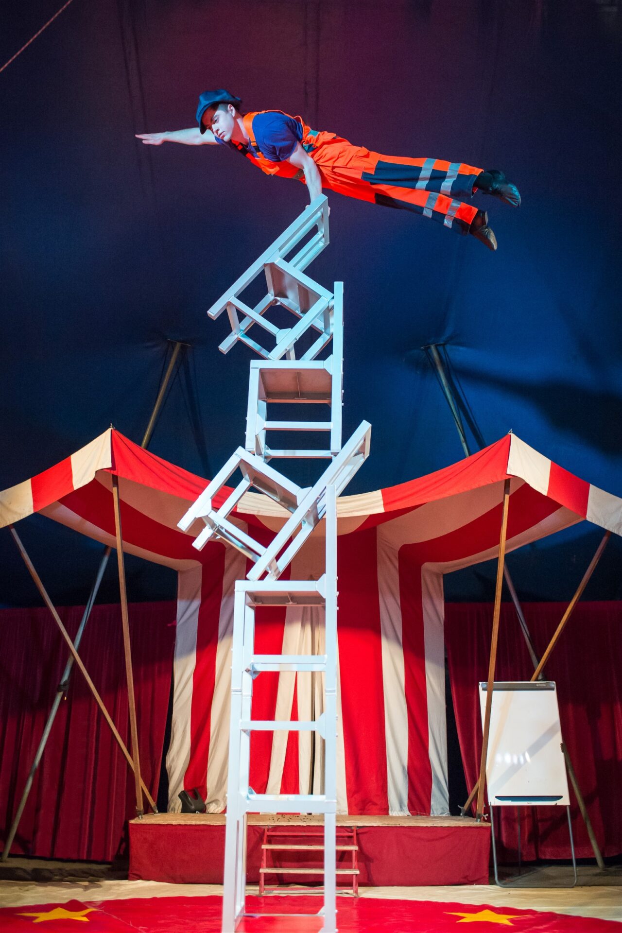 Acrobaat Stepan Stafik uit Letland te zien in Kerstcircus Sander ...
