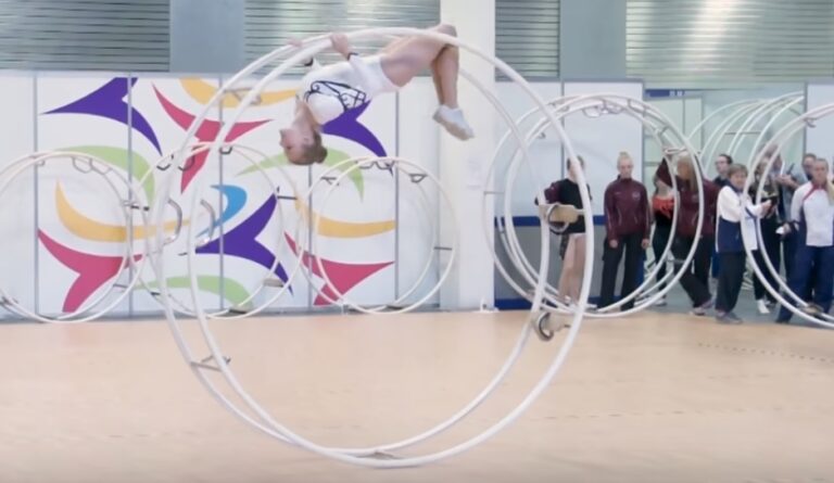 Hommage aan 250 jaar circus met Cyr Wheel - Circusweb.nl