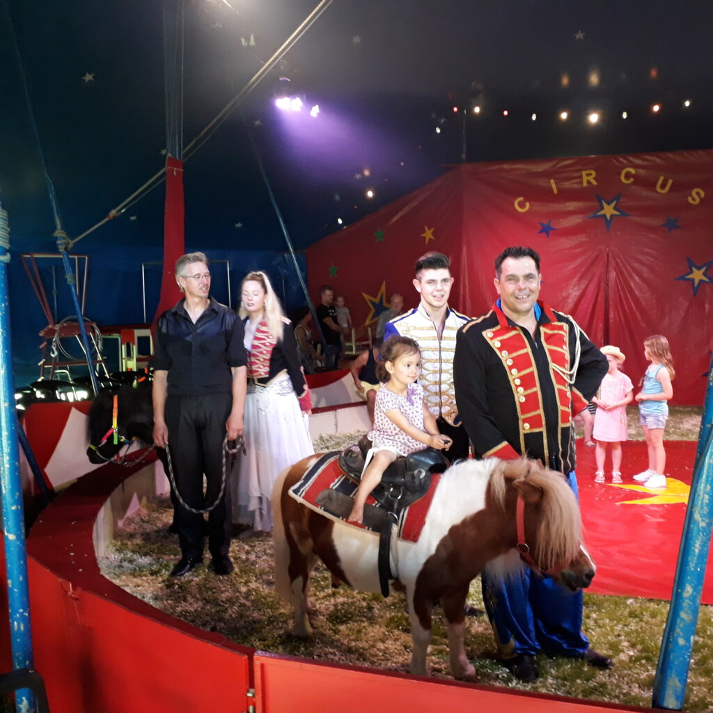 Circusbezoekers trotseren zomerwarmte om te genieten van Bossle - Circusweb