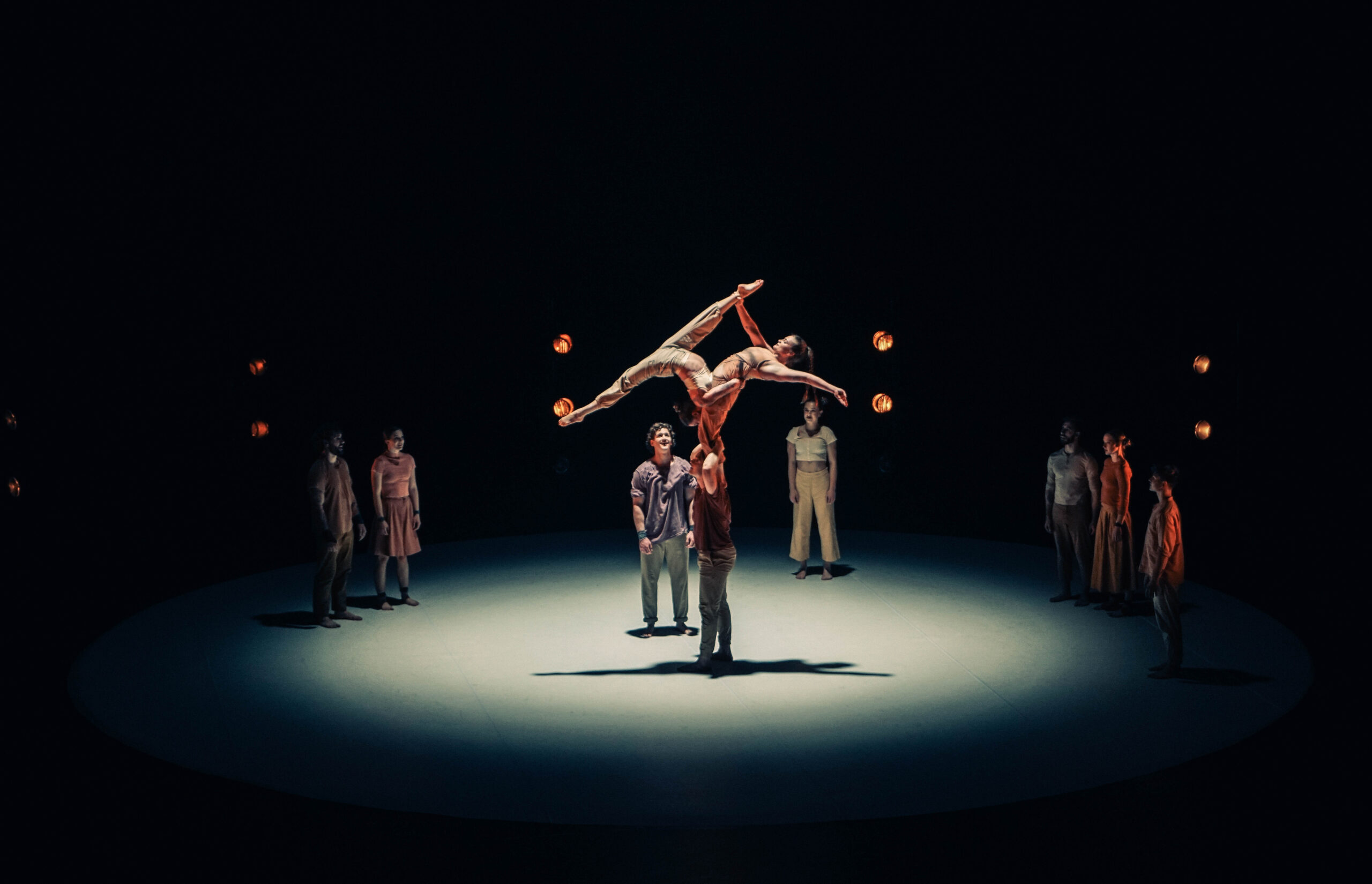 Vijf sterren voor ‘Humans 2.0’ van circusgezelschap Circa (Circusstad ...